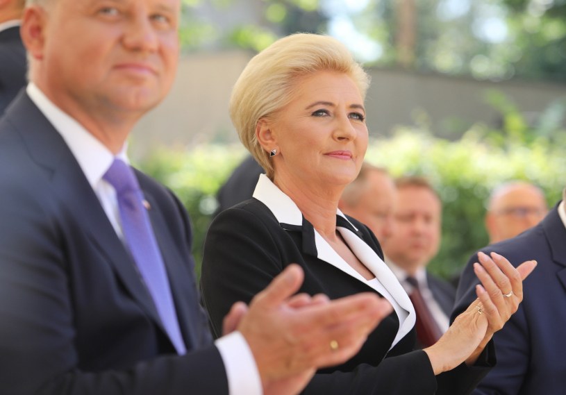 Agata Kornhauser-Duda i Andrzej Duda: Czułości na cmentarzu - pomponik.pl