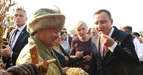 Andrzej Duda i Agata Kornhauser-Duda na dożynkach - Zdjęcia - pomponik.pl