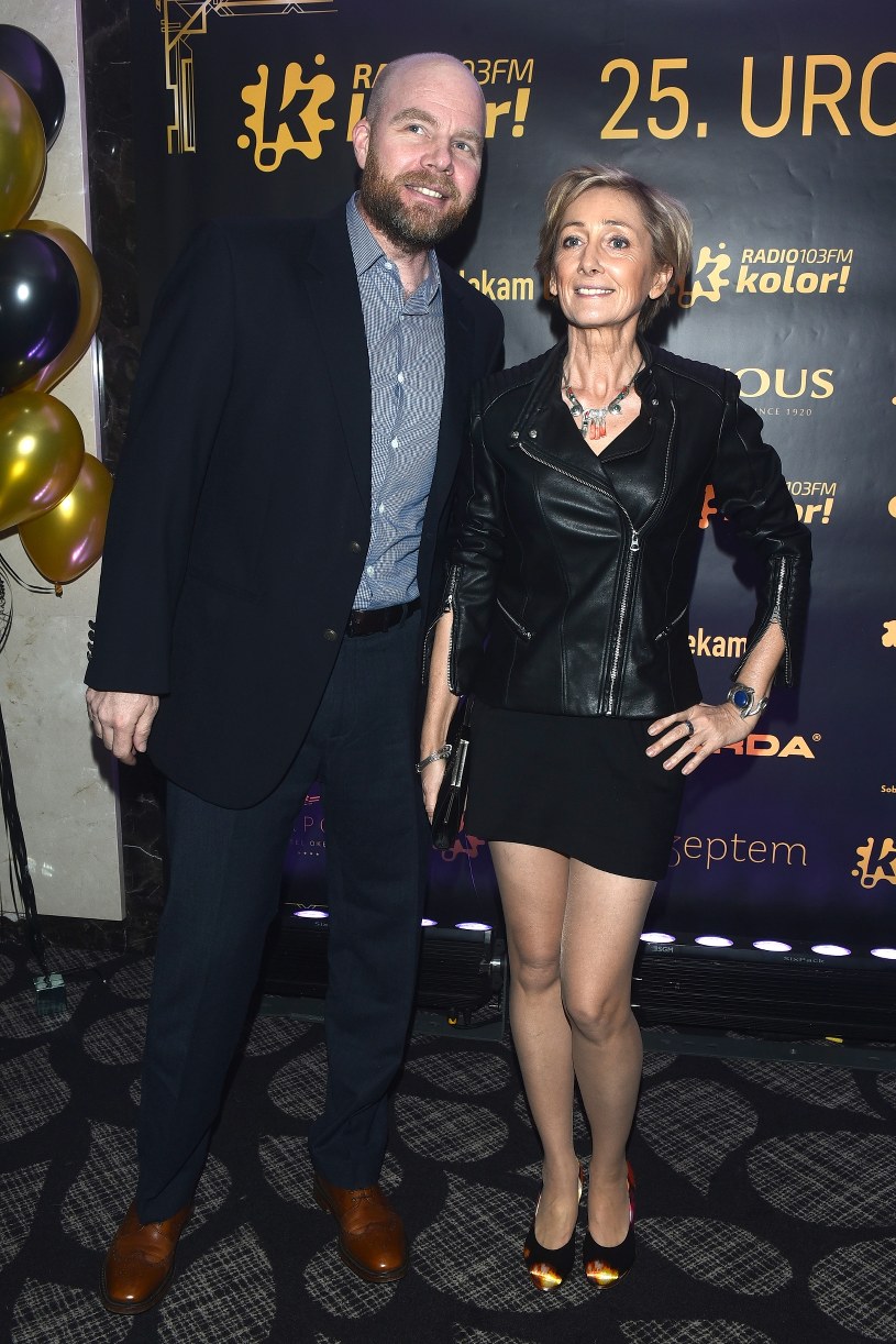 Zakochana Beata Pawlikowska pozuje w ultrakrótkiej mini - pomponik.pl