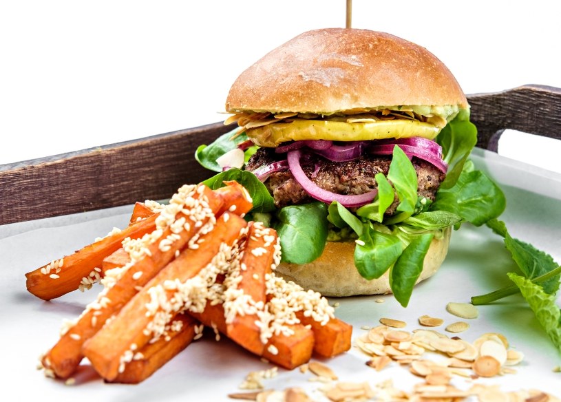 Wegetariański burger z płatkami migdałów - Kobieta w INTERIA.PL