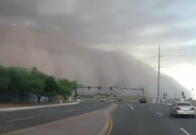 Gigantyczna burza piaskowa w Arizonie. Film - Wydarzenia w INTERIA.PL