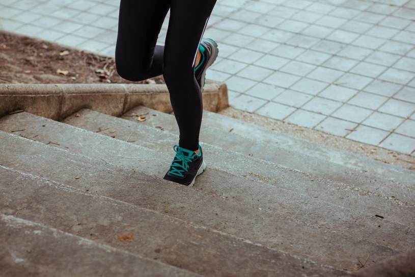 Czy chodzenie po schodach jest zdrowe? - Kobieta w INTERIA.PL
