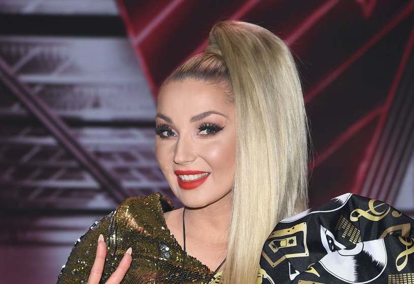 Cleo eksponuje szczupłą sylwetkę w obcisłym kostiumie - styl.pl Cleo eksponuje szczupłą sylwetkę w obcisłym kostiumie - styl.pl