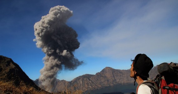 Erupcja wulkanu w Indonezji - Zdjęcia - Wydarzenia w INTERIA.PL