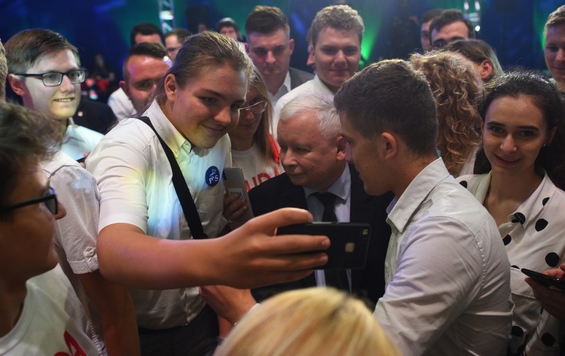 Tik Tok w kampanii wyborczej PiS. Na kogo zagłosują młodzi wyborcy - Wydarzenia w INTERIA.PL