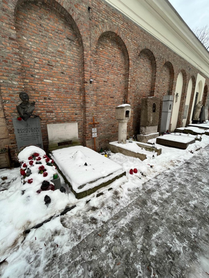 Grób Jerzego Połomskiego miesiąc po pogrzebie świeci pustkami. Mogiłę ...