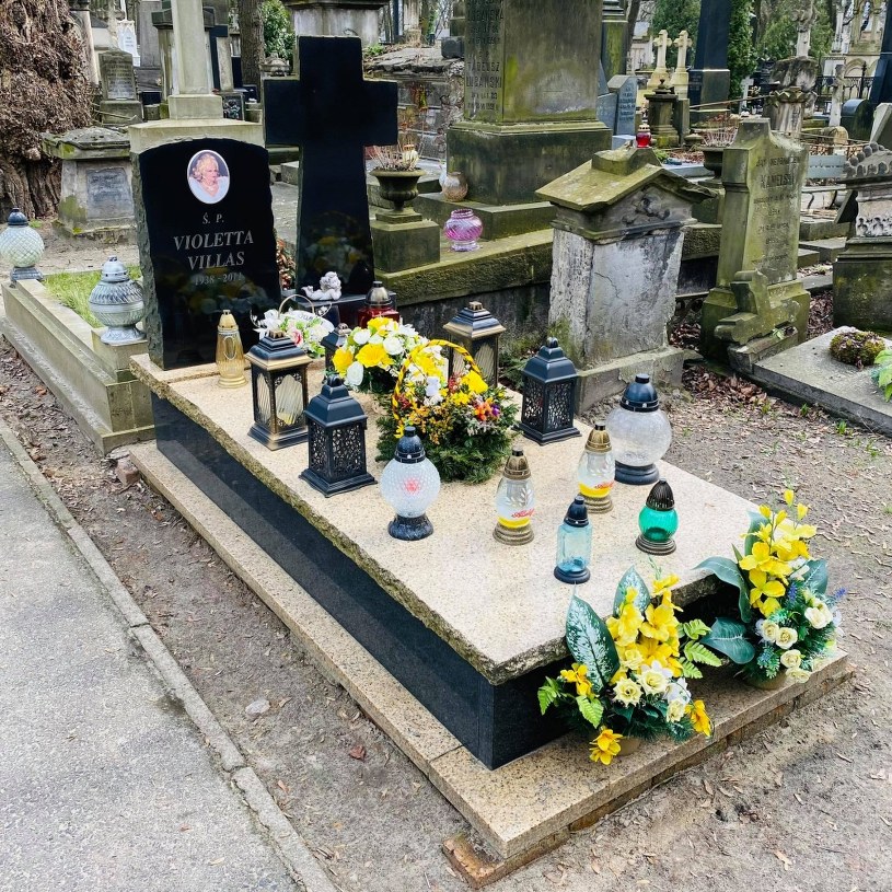 Tak teraz wygląda grób Violetty Villas! Fani stanęli na wysokości ...