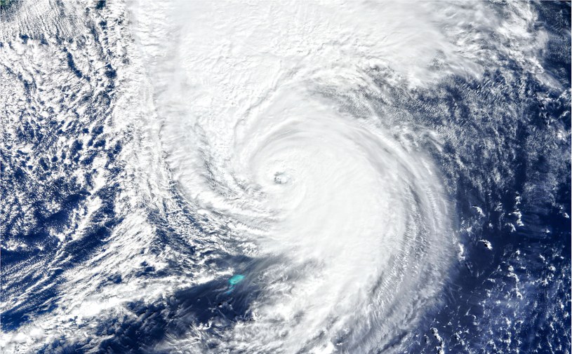 Przejmujący film z oka Fiony, huraganu który przeraża swoją siłą ...