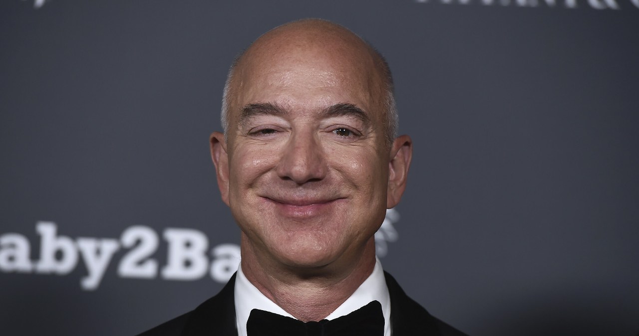 Jeff Bezos. Rozbiorą zabytkowy most, żeby przepłynął tam jacht ...