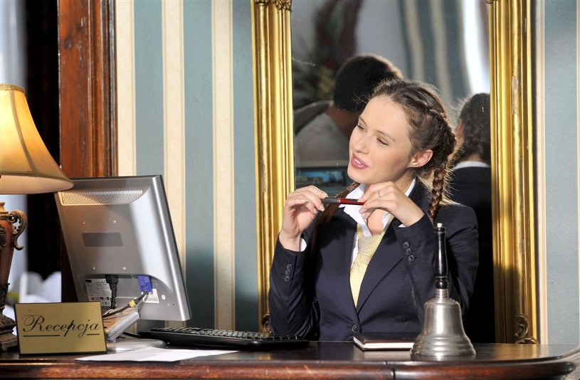 Spędzi noc w ramionach ślicznej recepcjonistki? - Świat Seriali w ...