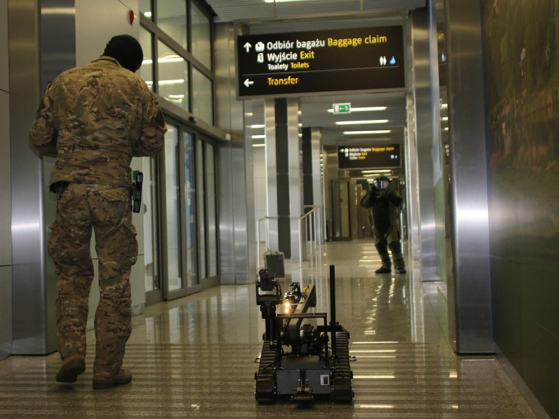 „Nie znamy dnia ani godziny”. Straż Graniczna odsłania kulisy pracy na krakowskim lotnisku ...