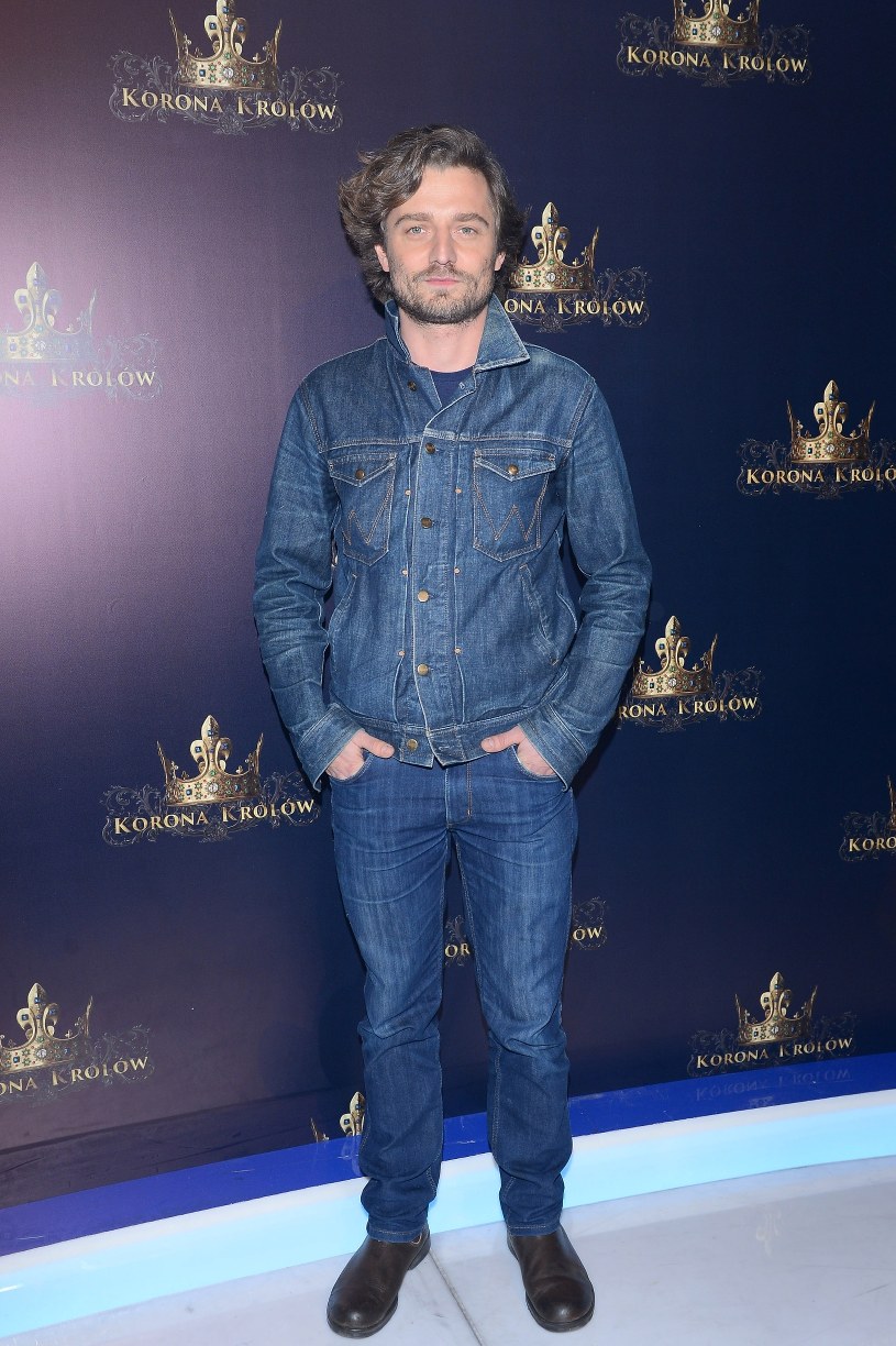 Marcin Rogacewicz zapuścił włosy do serialu "Korona królów". Jest nie ...