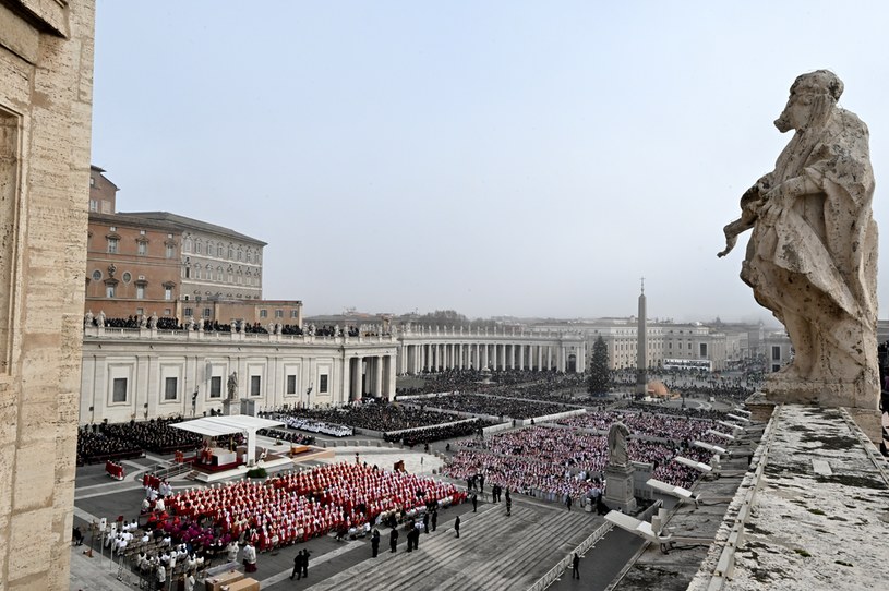 Pogrzeb papieża Benedykta XVI. Oficjalna ceremonia na Placu św. Piotra ...