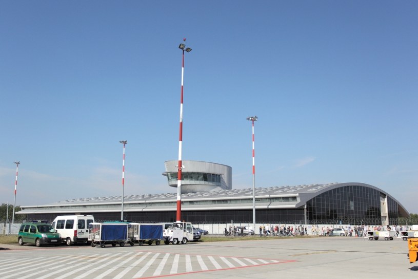 Lotniska w Polsce. Skąd Polacy mogą latać na wakacje? - Geekweek w ...