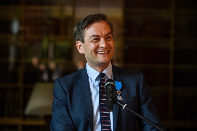 Adam Zagajewski i Robert Biedroń uhonorowani francuskimi odznaczeniami ...