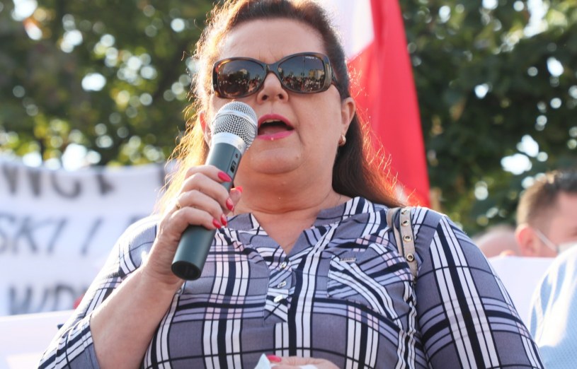 Renata Beger wróciła. Przyszła protestować pod siedzibę PiS. Tak teraz ...