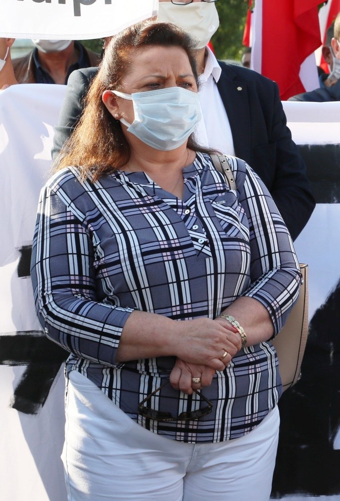 Renata Beger wróciła. Przyszła protestować pod siedzibę PiS. Tak teraz ...