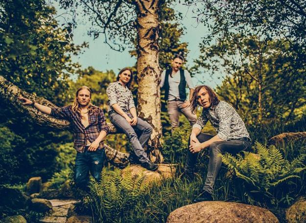 Rust debiutuje w zachodzącym słońcu (teledysk "A Thousand Sounds ...