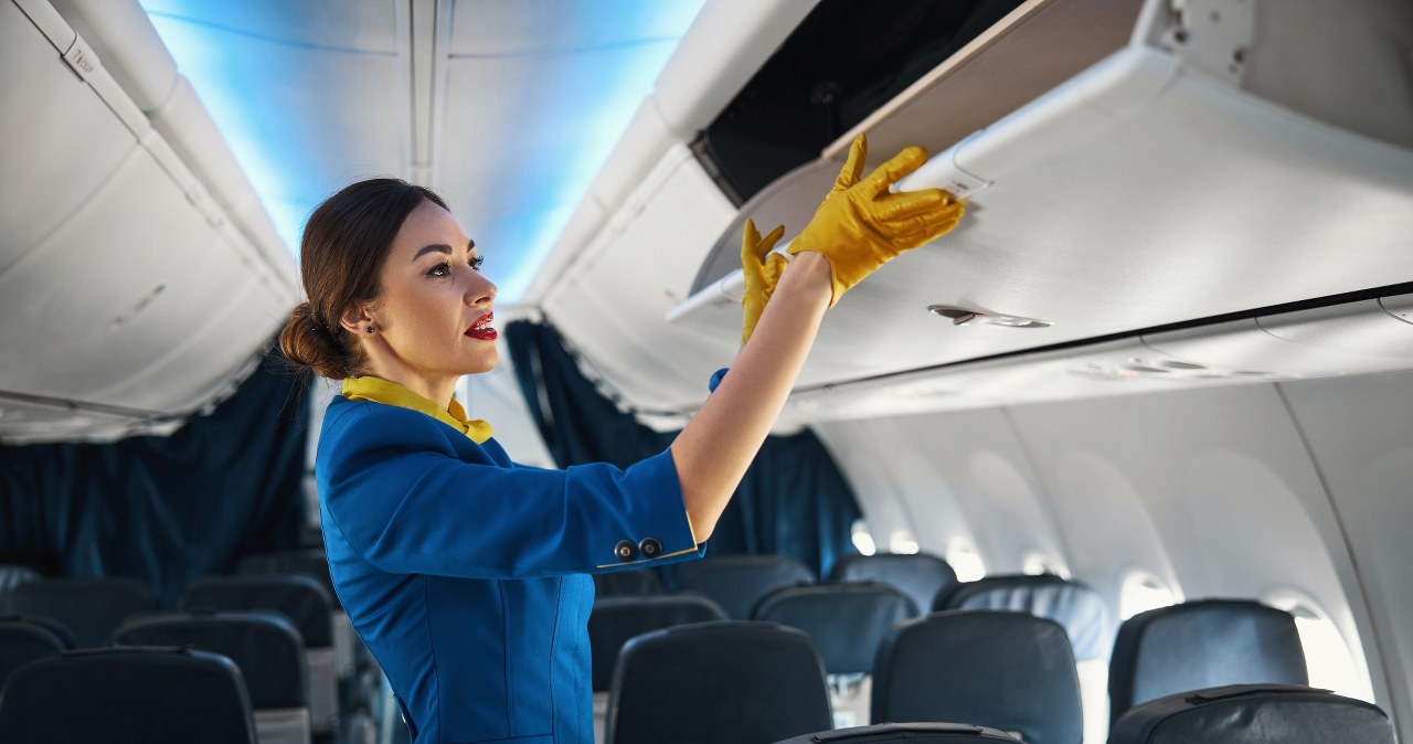 Start i lądowanie. Dlaczego stewardessy i stewardzi siedzą na dłoniach? - Geekweek w INTERIA.PL