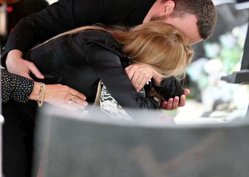 Grób Patryka Perettiego z dwoma ważnymi symbolami. Trudno je zauważyć ...