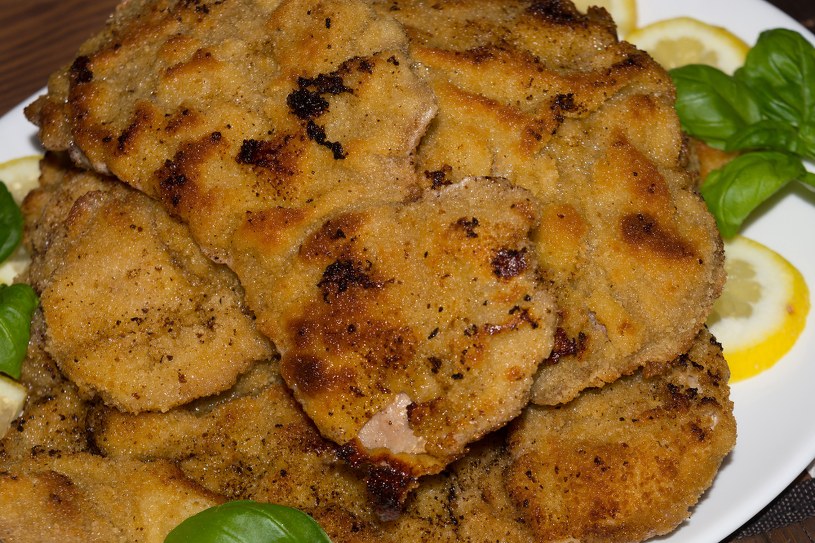 Sznycel po wiedeńsku z sałatką z ogórków - Styl w INTERIA.PL