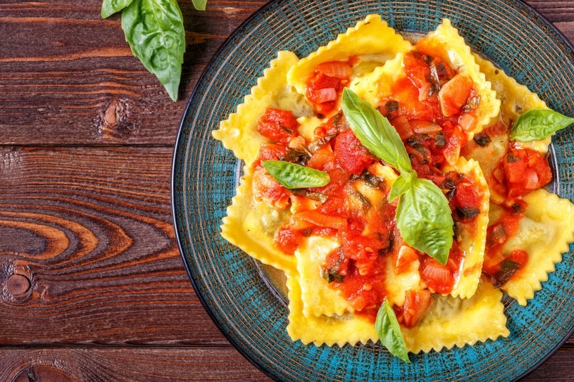 Szpinakowe ravioli w sosie z pomidorów - Kobieta w INTERIA.PL