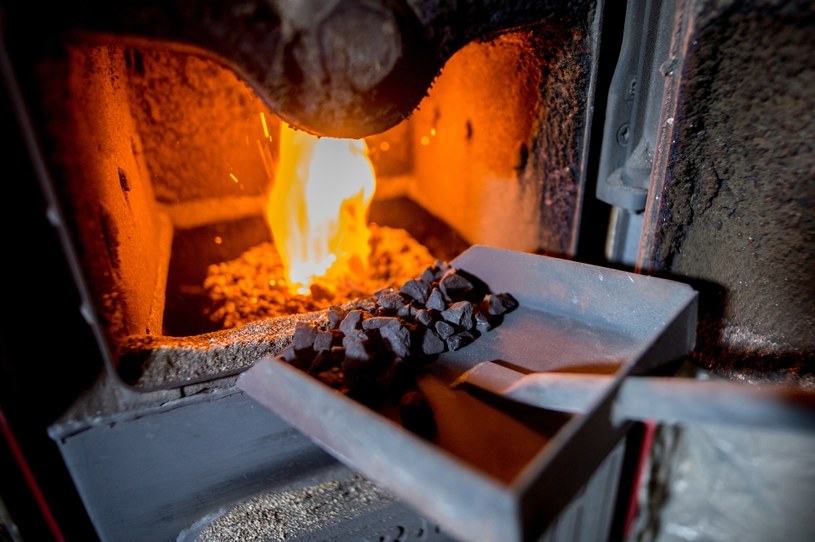 Czym nie wolno palić w piecu? Kary za palenie śmieci - Kobieta w INTERIA.PL