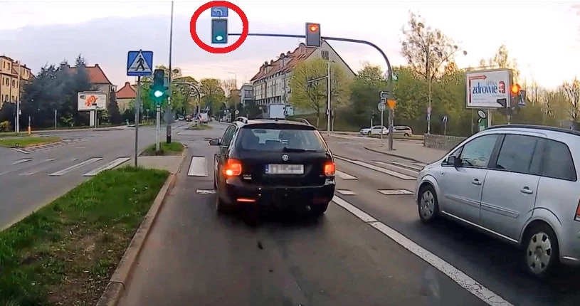 Skrzyżowanie. Świeci strzałka do skrętu w lewo. Można zawracać, czynie? - Motoryzacja w INTERIA.PL