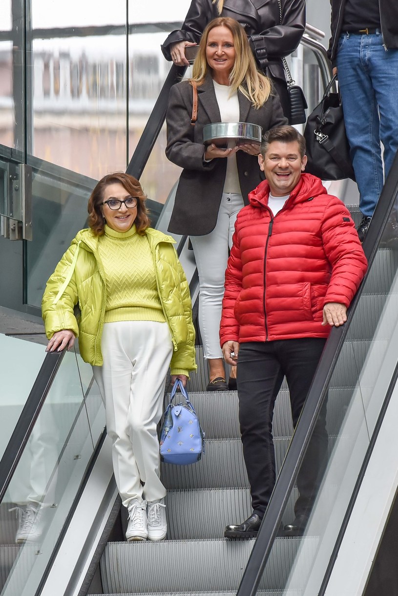 ODCHUDZONA Danuta Martyniuk mknie z Kurską po korytarzach TVP (ZDJĘCIA ...