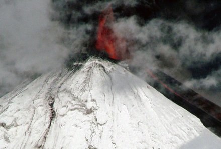 Wybuchy wulkanów na Alasce i w Chile - Wydarzenia w INTERIA.PL
