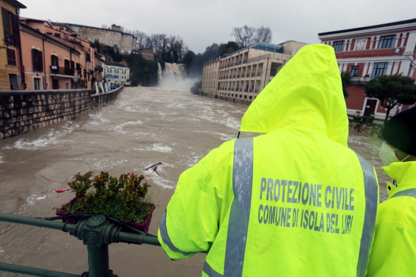 Włochy: Intensywne opady śniegu i deszczu wywołały lokalne powodzie ...