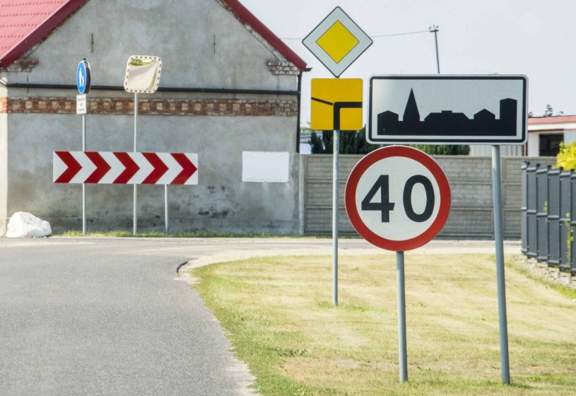 Znak D-42 oznacza kilka pułapek. Mało który kierowca je zna ...